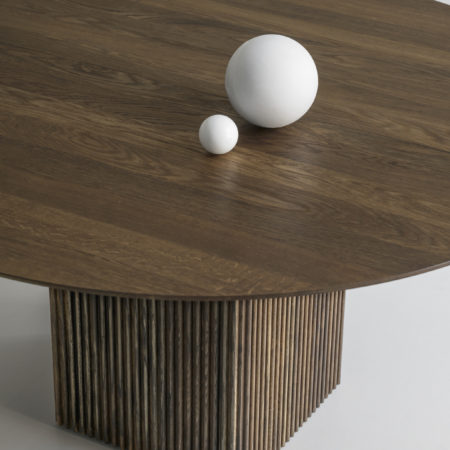 Ten Table Round spisebord fra dk3 - Verket Interiør