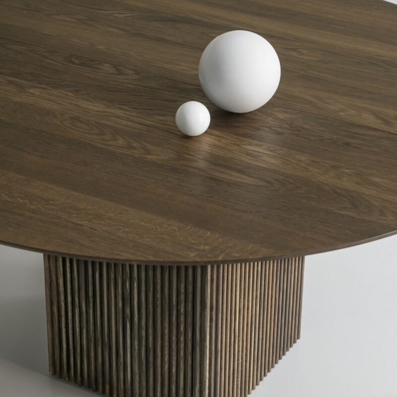 Ten Table Round spisebord fra dk3 - Verket Interiør